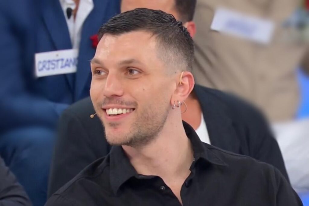 Uomini e Donne Pierpaolo invaghito, scatta il bacio: Uomini e Donne Pierpaolo invaghito, scatta il bacio: